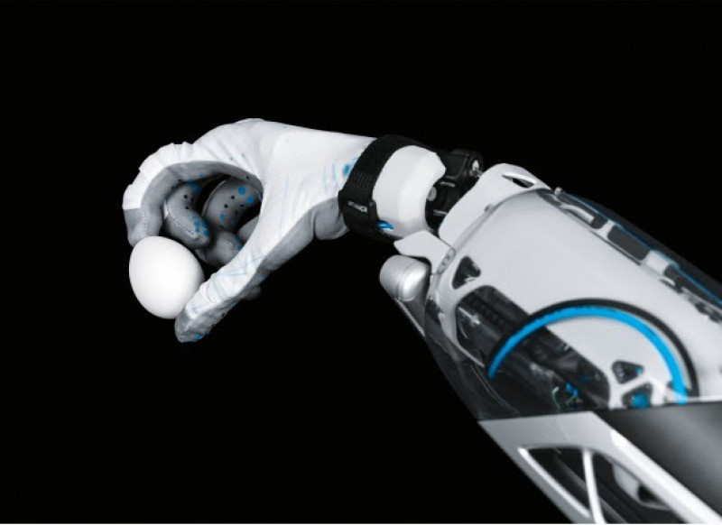 Festo actualiza su BionicSoftHand con un sistema de robot móvil
