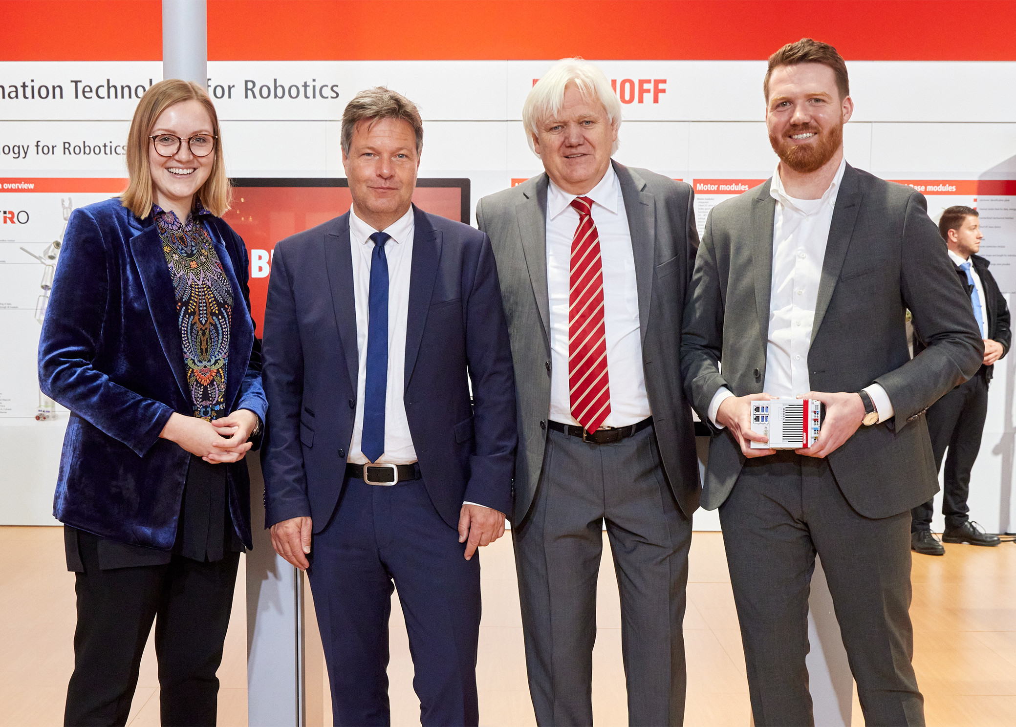 El Vicecanciller Robert Habeck visita el stand de Beckhoff Automation ...