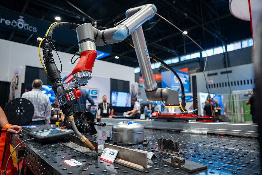 Universal Robots presenta su nuevo UR8 Long de alto alcance y 8 kg de ...